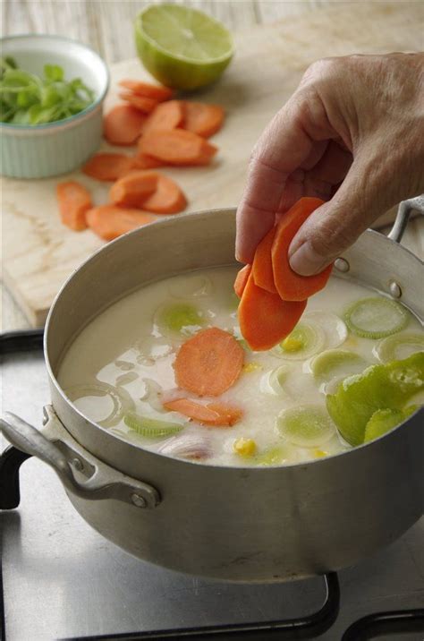 Sopa Thai Con Verduras Arroz Y Pollo Receta Verduras Recetas De Comida Recetas Asiáticas