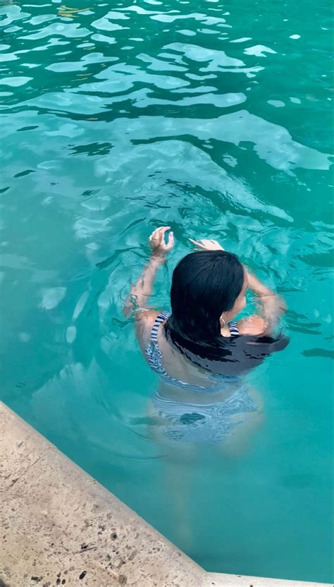 Pin En Pose Yeah Close En 2024 Fotos De Muchachas Bonitas Poses Para