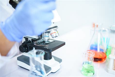 아시아 과학자들은 실험실에서 화학 성분을 진지하게 연구하고 있습니다 젊은 생명 공학 전문 고급 현미경 장비를 사용합니다 Stem 주제에 대한 스톡 사진 및 기타 이미지