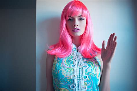 배경 화면 여자들 모델 애니메이션 뷰어를보고 빨간 드레스 푸른 핑크 립스틱 유행 핑크 머리카락 가발 장난감 담홍색 인형 의류 색깔 아름다움