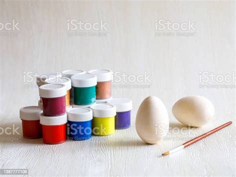 나무 부활절 달걀 기념품 장식을위한 여러 가지 색상의 페인트와 브러시 4월에 대한 스톡 사진 및 기타 이미지 4월 Diy