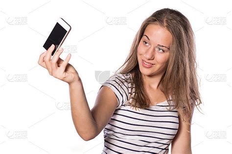 年轻女子在白色孤立的背景上自拍