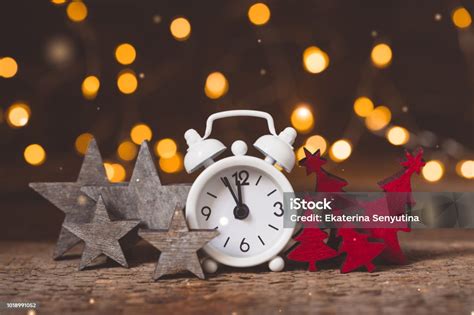 빈티지 레드 나무 Firtrees와 화이트 크리스마스 알람 시계 및 화 환을 가진 갈색 회색 별 배경 조명 벽 시계에 대한 스톡 사진 및 기타 이미지 Istock
