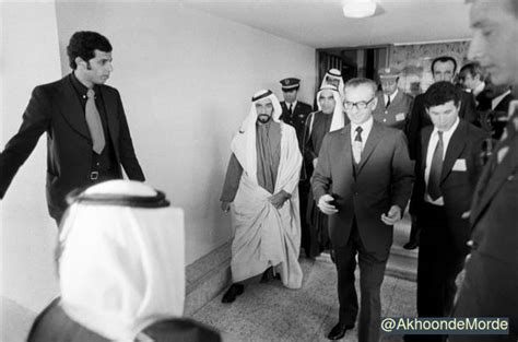آخوند مرده on Twitter سوال هوش آن مردی که در عکس اول ایستاده منتظر است که شاه او را مورد