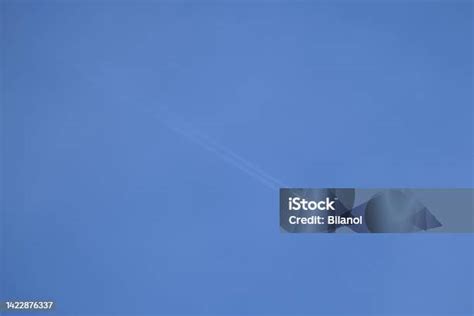 맑은 푸른 하늘에 높은 고도에 비행 먼 여객기 뒤에 흔적의 흰색 연기 흔적을 떠나 항공 운송 개념 Performing Arts Event에 대한 스톡 사진 및 기타 이미지