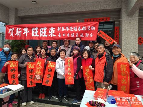 金龍報喜迎新春 中市議員邀書法老師揮毫贈春聯