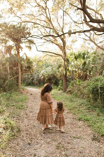 아늑한 가을 어머니 딸 초상화를 위해 2022년 11월 플로리다 남부의 숲이 우거진 숲에서 황금빛 갈색 드레스를 입은 31세
