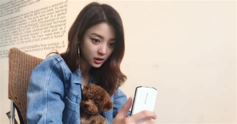 엄현경 반려견과 다정한 셀카 푸딩아 사진 좀 찍자