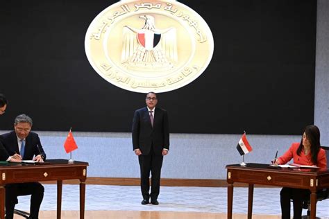 مدبولي يشهد مراسم توقيع مشروع مركز تجميع وتكامل واختبار الأقمار