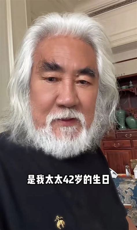 72岁张纪中为孕期老婆庆生带着一双儿女布置场所非常浪漫温馨 天天看点