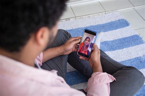 집에서 온라인 심리 치료를하는 아프리카 계 미국인 청년 Mental Wellbeing에 대한 스톡 사진 및 기타 이미지