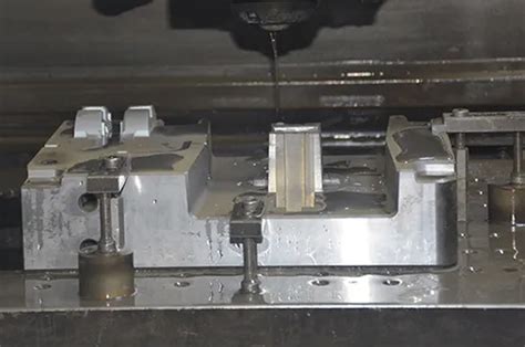 注塑模具加工是怎样形成的