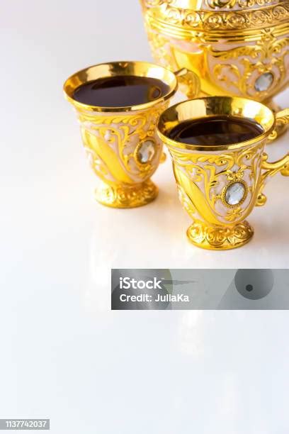달라와 컵이 세팅된 전통적인 골든 아랍 커피를 사용한 정물화 흰색 배경입니다 라마단 개념입니다 0명에 대한 스톡 사진 및 기타 이미지 Istock