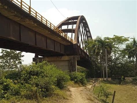 Restringen Paso De Vehículos De Carga Pesada En Puente Metálico De San