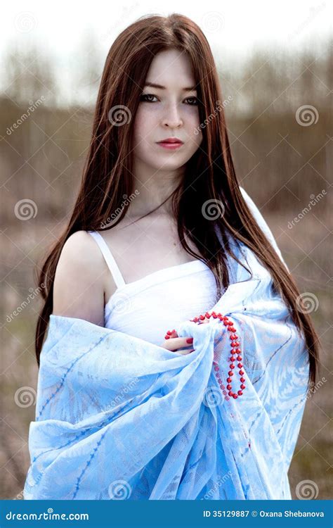 Ritratto Di Bella Giovane Donna Con Capelli Lunghi In Tessuto Blu