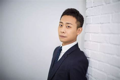 张译出演“上门女婿”，即兴表演笑翻全场！ 知乎