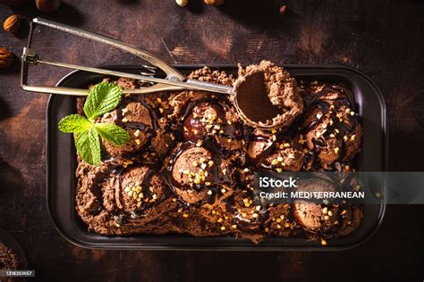 초콜릿 아이스크림 스쿱 볼 와플 콘 초콜릿과 민트 잎과 토핑 초콜릿 아이스크림에 대한 스톡 사진 및 기타 이미지 초콜릿