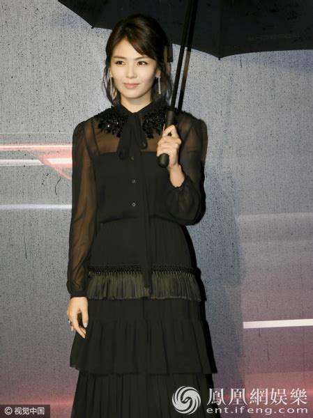 刘涛穿透视装身材玲珑 优雅撑伞笑容迷人