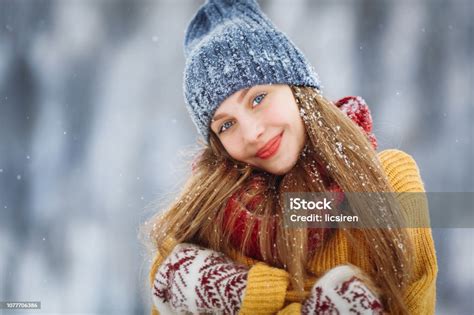 겨울 젊은 여자 초상화입니다 아름다움 즐거운 모델 소녀 웃으면서 겨울 공원에서 재미 아름 다운 젊은 여성 야외 즐기고 자연 겨울 건강한 생활방식에 대한 스톡 사진 및 기타