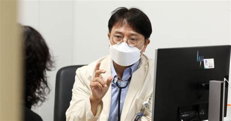 폐암치료제 렉라자 동정적사용프로그램 3호 대상 환자 진료하는 고윤호 교수