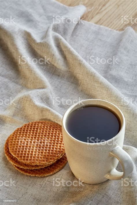 소박한 나무 배경 평면도 수직 면 냅킨에 와플과 도자기 찻잔 0명에 대한 스톡 사진 및 기타 이미지 0명 가을 건강한