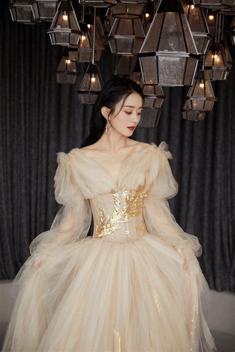 時尚芭莎紅毯：楊紫白到發光，奚夢瑤鞋帶出問題，趙麗穎造型很絕 壹讀