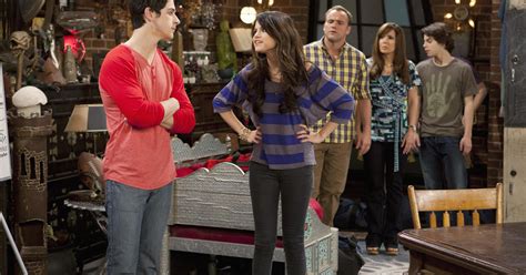 Selena Gomez David Henrie Returning For Wizards Of Waverly Place Reboot