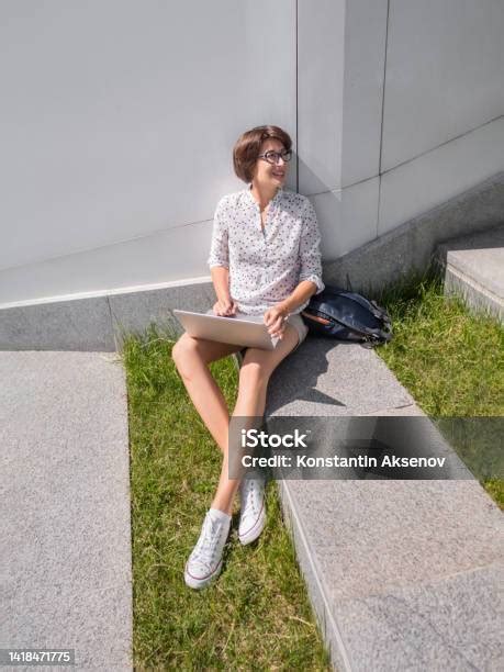 여자는 도시 공원 벤치에 노트북과 함께 앉아 직장에서 프리랜서 학생은 야외에서 원격으로 배운다 현대적인 라이프 스타일 여름 분위기 야외 작업장 사람들에 대한 스톡 사진 및