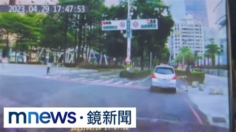 轎車未禮讓行人過斑馬線 女子怒了！出腳踹車｜鏡新聞 Youtube