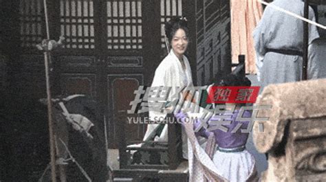 吴谨言新剧路透 坐在马车边和小丫鬟聊天好放松 搜狐大视野 搜狐新闻