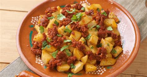 Cómo preparar papas con chorizo receta mexicana para el desayuno