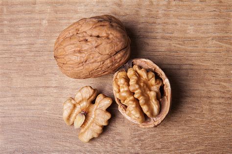흰색과 나무 배경에 전체 Unpeeled 및 호두 0명에 대한 스톡 사진 및 기타 이미지 0명 건강한 생활방식 건강한