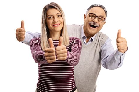 젊은 여자 과 성숙한 남자 주는 엄지 손가락 올라 와 미소 에 카메라 남자에 대한 스톡 사진 및 기타 이미지 남자 노인