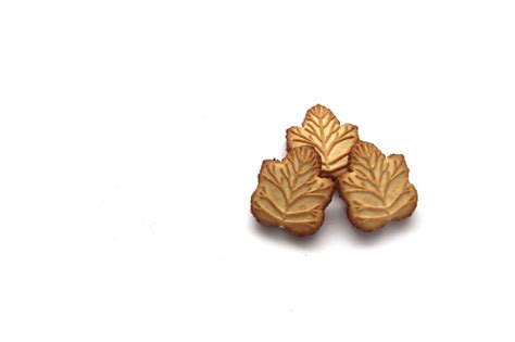 캐나다 나무의 꿀이나 메이플 시럽으로 만든 바닐라 크림으로 가득 찬 맛있는 쿠키 흰색 배경에 캐나다의 전통적인 달콤함 잎에 대한