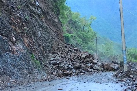 थाहा खबर २८ घण्टापछि खुलेको नारायणगढमुग्लिन सडकखण्ड पहिरोले पुन अवरुद्ध