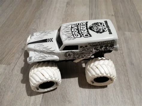 Monster Jam Hot Wheels Diecast Monster Truck Grave Digger White 124