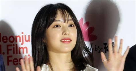 발랄하게 손 흔드는 김보라
