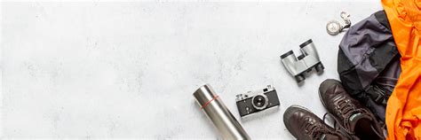 흰색 배경에 여행 배낭 나침반 부츠 보온병 재킷 카메라와 쌍안경 하이킹 관광 캠프 산 숲의 개념 배너 플랫 레이 상단 보기
