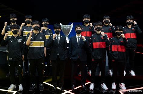 포토 결승전 선전 다짐하는 젠지 T1 선수단