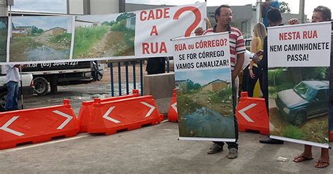 G Moradores fazem protesto por asfalto durante liberação de obra em Cuiabá notícias em Mato