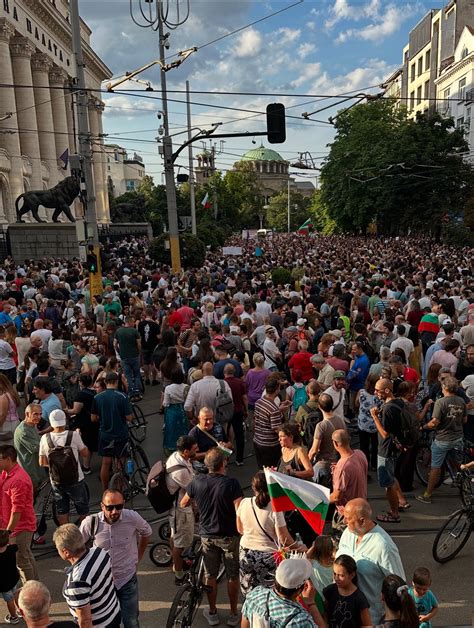 Dw Български Хиляди излязоха на протест в София под Facebook