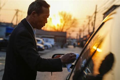 老父親開專車掙錢為女兒治病，為省錢每月伙食費僅有160塊 每日頭條
