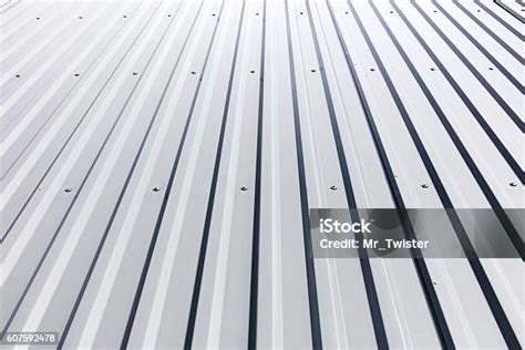 Cladding Baja Bergelombang Dengan Paku Keling Pada Bangunan Industri