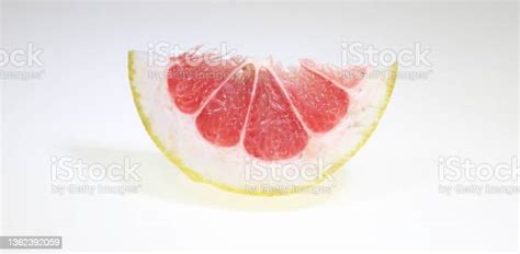 자몽은 클리핑 경로와 흰색 배경에 격리 포멜로 감귤류 열매 슬라이스 분리 0명에 대한 스톡 사진 및 기타 이미지 0명 감귤류 과일 건강한 식생활 Istock