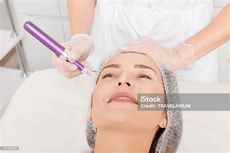 미용사는 회춘 여성 얼굴 미용실에서 절차를 위해 Mesotherapy 주사를 만듭니다 30 34세에 대한 스톡 사진 및 기타