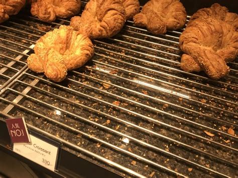 大阪梅田茶屋町『ザシティベーカリー』ny発のプレッツェルクロワッサン！