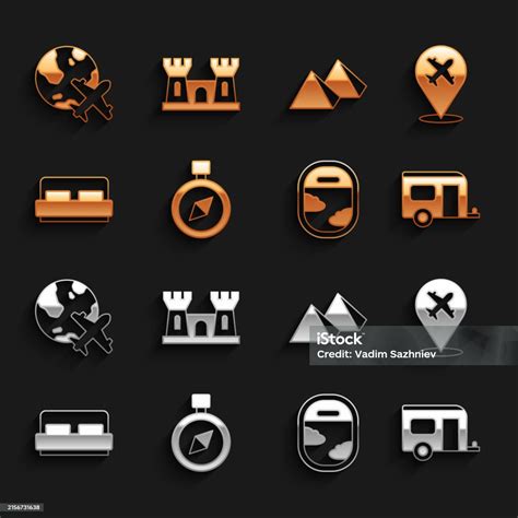 나침반 비행기 Rv 캠핑 트레일러 비행기 창 호텔 방 침대 이집트 피라미드 비행 및 모래 성 아이콘과 지구본을 설정합니다 벡터