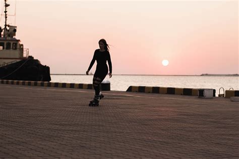 여자는 바다로 스케이트 소녀는 롤러를 하 고 트릭을 않습니다 백인 여자 야외에서 일출 갈색 머리에 대한 스톡 사진 및 기타 이미지 갈색 머리 건강한 생활방식 데님