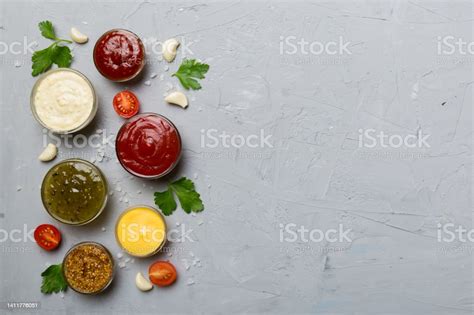 테이블에 많은 다른 소스와 허브 평평한 누워 상단보기 향신료 건강한 개념의 소스 웃옷에 대한 스톡 사진 및 기타 이미지 웃옷