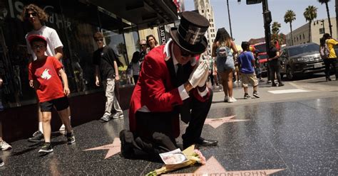 올리비아 뉴튼존 추모하는 올드 팬